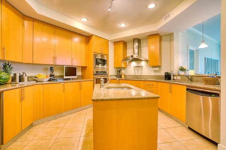 Stunning Coastal View 2/2 Condo - Daytona Beach Shores, FL