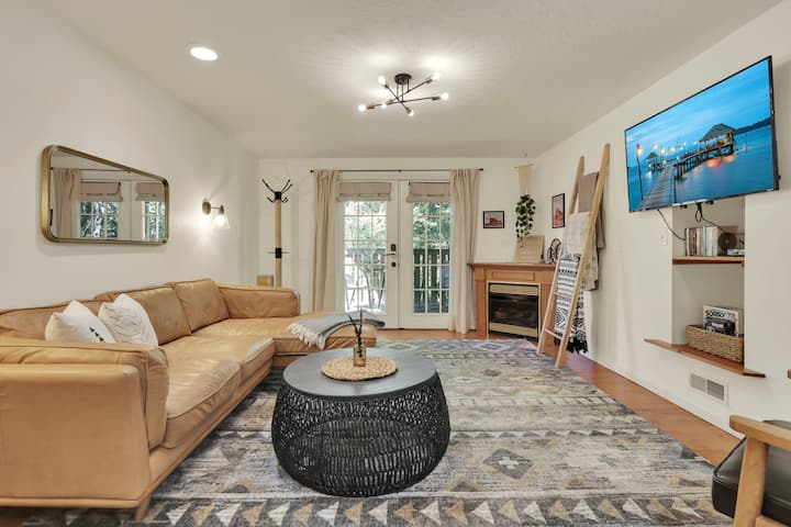 Desert-inspired Loft • Hot Tub • Fast Wi-fi - Lake Alma State Park, Wellston