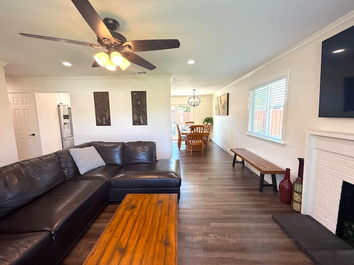 Completely Remodeled With 6 Beds + Steam Shower! - 콩코드