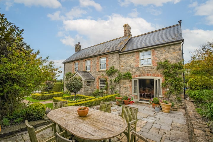 Beautiful 4 Bedroom Country Home - Wiltshire
