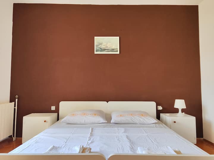 Brown Room In Center Of Vela Luka - 科爾丘拉島