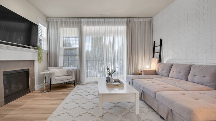 Bright Coastal Townhouse In Hillsboro Or [3br/3ba] - Hillsboro, OR