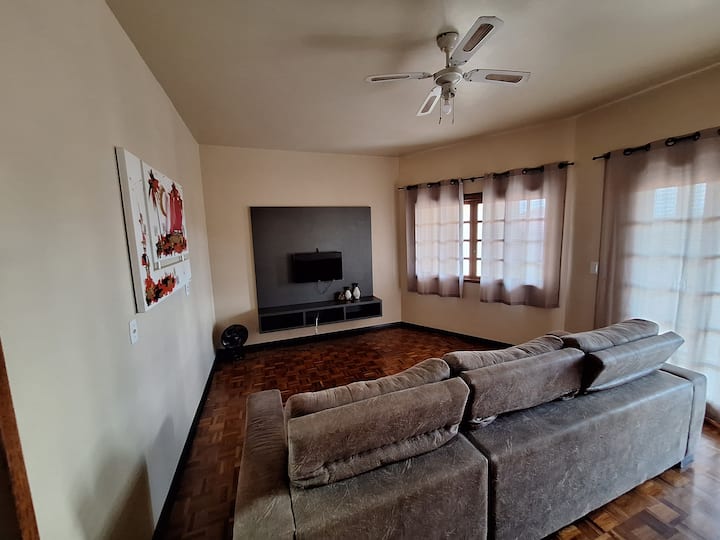 Amplo Apartamento Com 4 Quartos 3 Deles Com Ar - Toledo