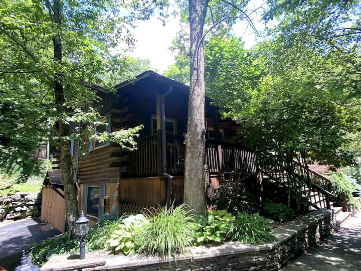 Artful Cabin In The Heart Of The Catskills - Margaretville, NY