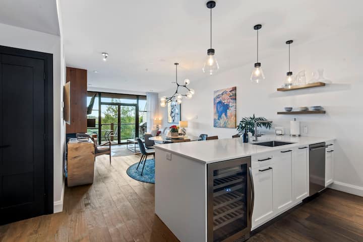 Modern Condo Steps From Village - Mont-Tremblant