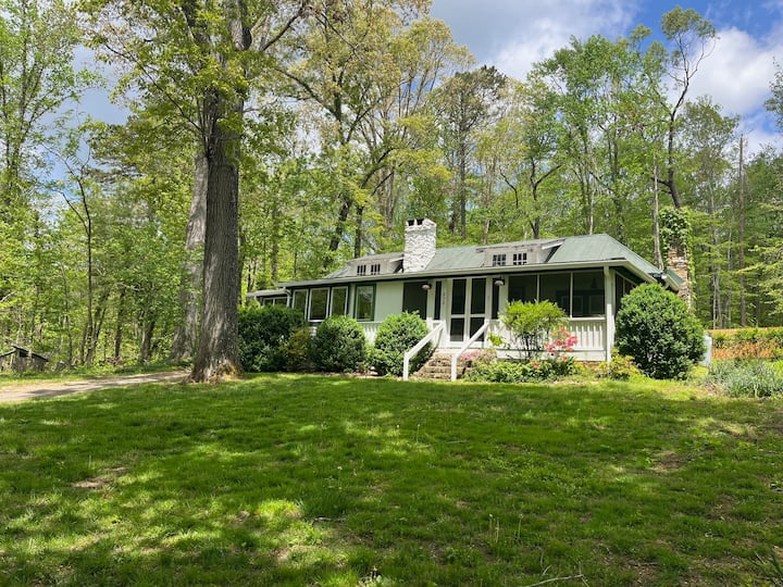 Rustic Royce Lodge - Dog Friendly / Fenced Yard - Weaverville, NC