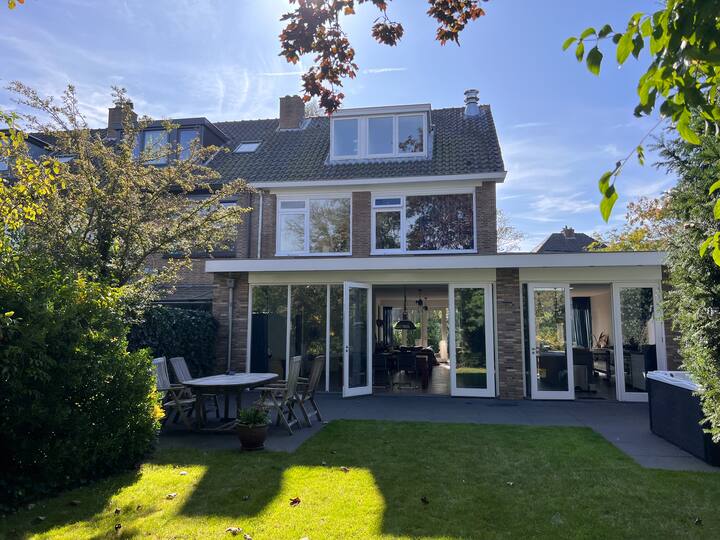 Villa Cosy Central: Luxe Ruime Woning Met Jacuzzi - Zandvoort