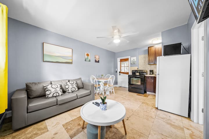 Cozy 1 Bedroom Apt 1 Block Off The Beach W/ Pool - Pompano Beach, FL