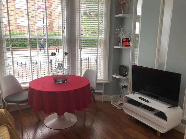 Contemporary Very Clean 1 Bedroom Apartment - Barnes