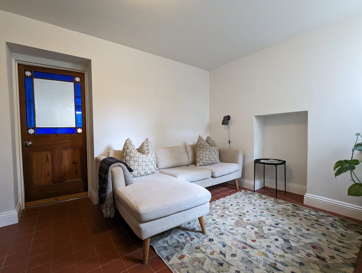 Spacious 1 Bedroom Apartment With Free Parking - Cheltenham