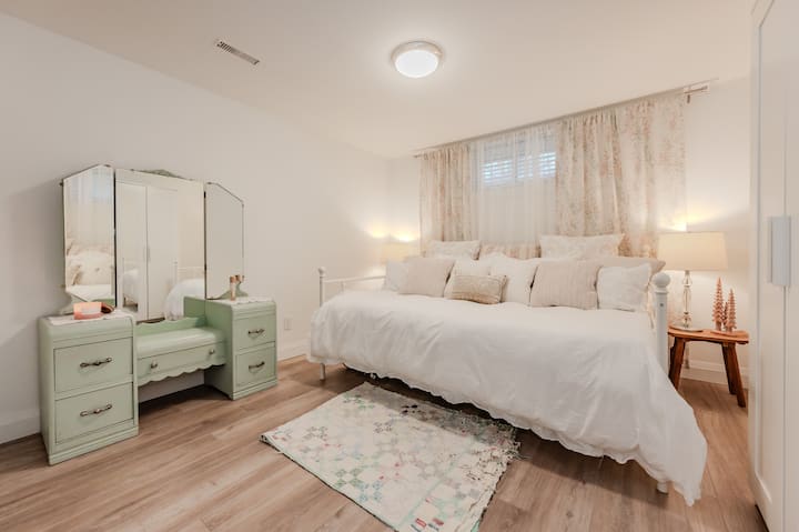 Professor’s Place: Unique Boutique #Location! - Kitchener