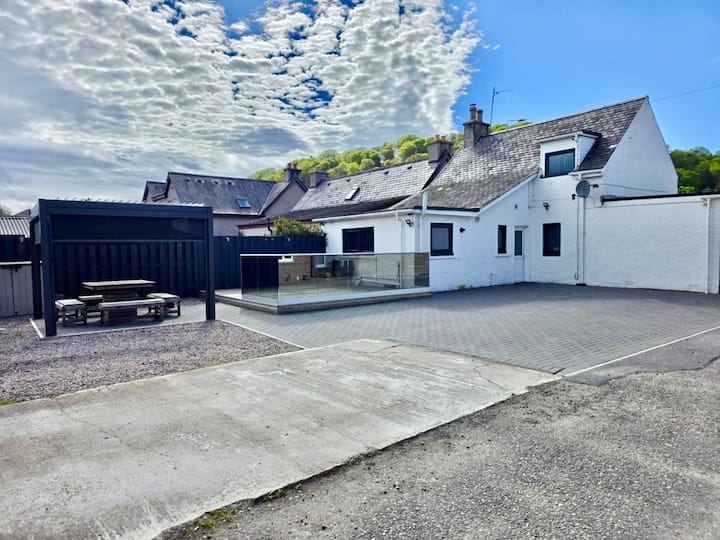City Centre 3 Bedroom House With Parking - Loch Ness
