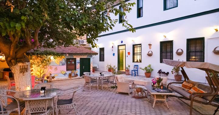 Garden Palace - 100 Yıllık Tarihi Otel - Kuşadası