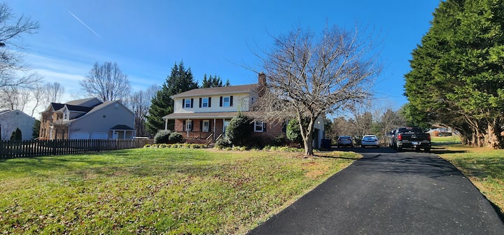 Serene 3 Story Colonial Home With An In Law Suite - Gainesville, VA