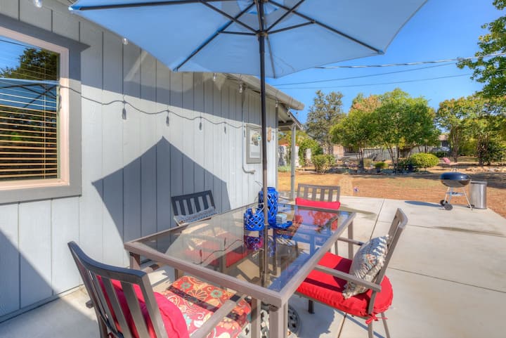 Country Charm Cottage-1/4 Acre & Huge Patio - Oroville, CA