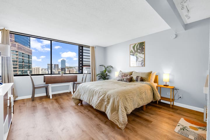 Waikiki Modern Studio W/ Mountain View 26f A - Honolulu, HI