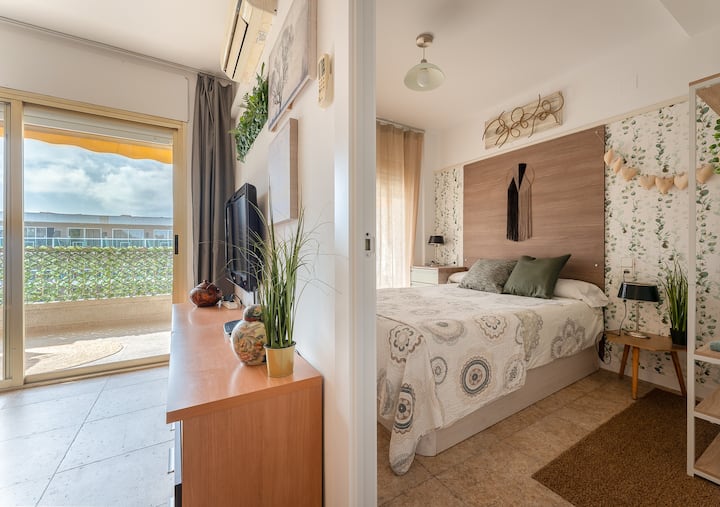 Private Terrace · Pool & Beach · Wifi · Chillout - Salou