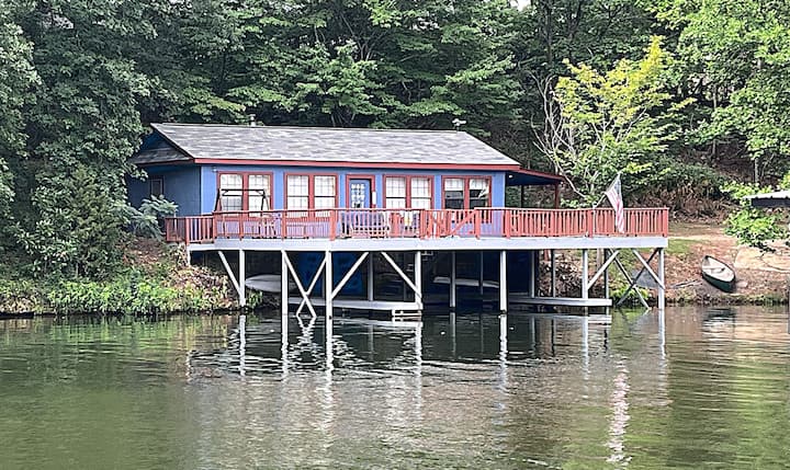 Lake Hamilton Cottage: Large Deck, With Kayaks. - Hot Springs, AR