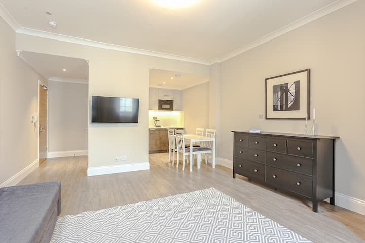 Modern One-bedroom Apartment With A/c, Kensington - Earls Court