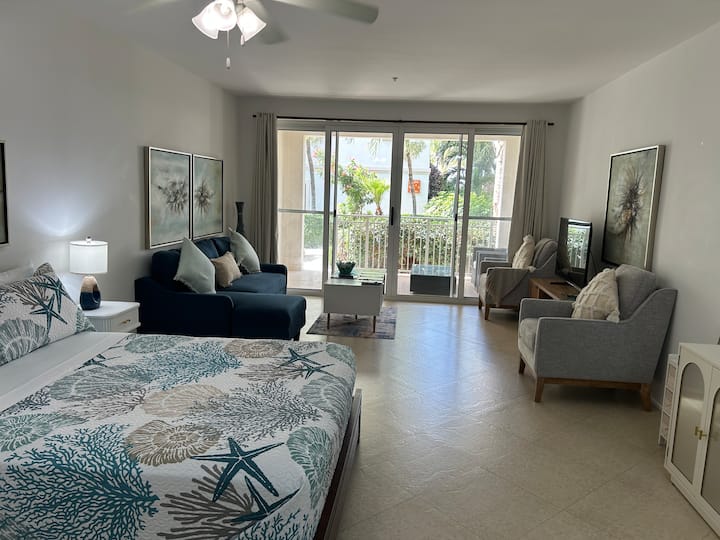 Newly Renovated + Hot Tub + Pool , Gym + Sleeps 3 - Turks and Caicos Islands
