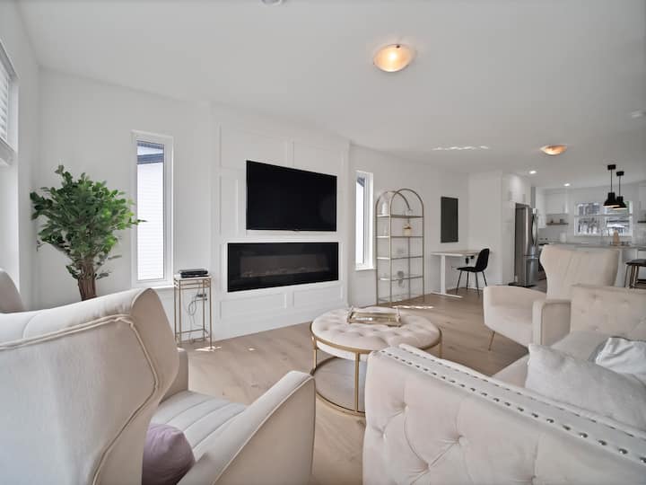 Cheerful, Modern 3 -Bedroom House - Moncton