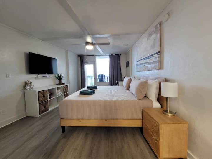 Sandy Feet Retreat - Ocean Front - Pools Open - Daytona Beach, FL