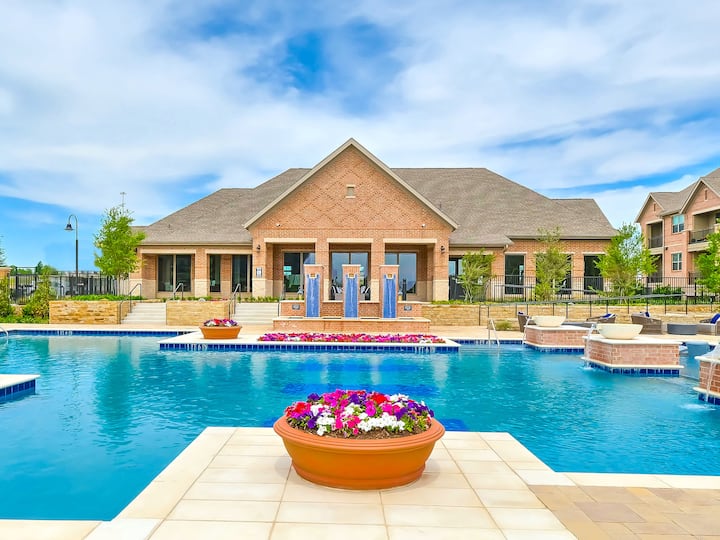 Top-rated | Modern Resort Community | Free Parking - Irving, TX