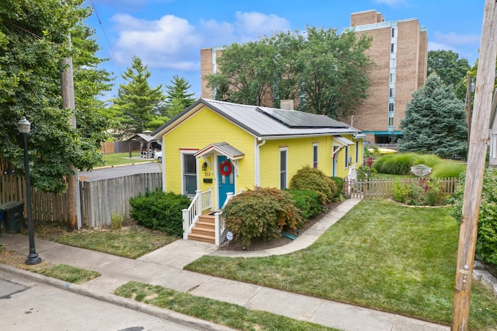 Yellow Bird Cottage; Cozy, Clean, Downtown - Northridge, OH