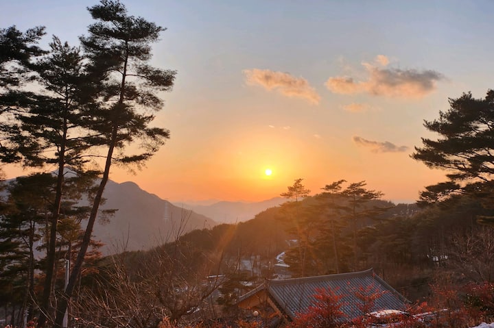 [숨은 인기 숙소][토담한옥] 산속 노을 맛집, 오직 한 팀만 머무는 한옥 독채 - 밀양시