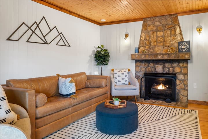Cozy Cottage, Mtn Views, Renovated, 3 King Beds - Black Mountain, NC