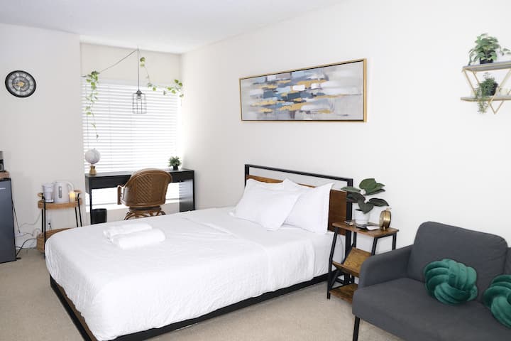 Breezey By The Ocean & Venice Canals *Private Room - Los Angeles, CA