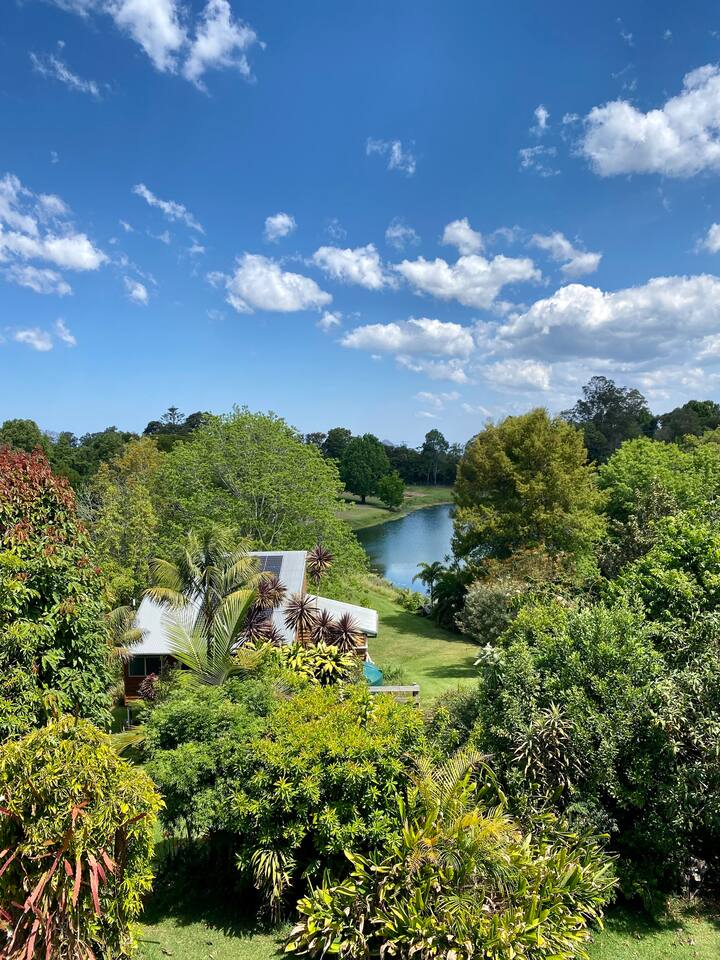 Renovated Two Bedroom Lakeside Cabin - Maleny