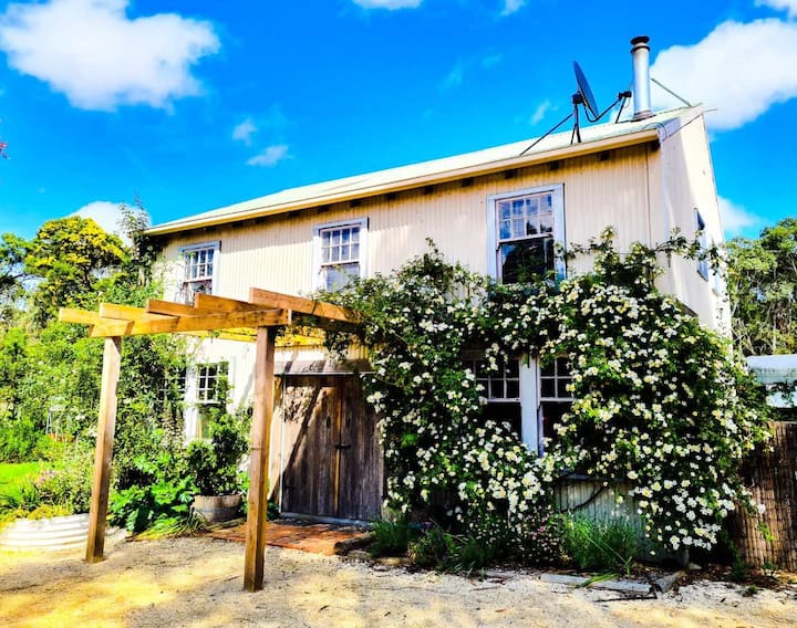 French-inspired Barn Set In Australian Bush - Anglesea