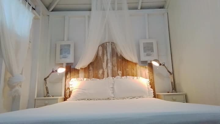Waterfront Cozy, Clean, Renovated Cottage - Sauble Beach