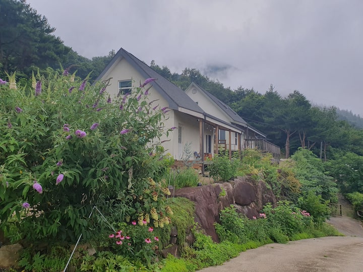 산 아래 풍광이 고즈넉한 마담퐁텐입니다 - 고창읍