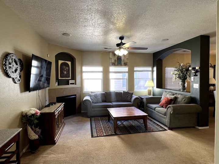 Spacious 4br Urban Country Home With Pool Table - Albuquerque, NM