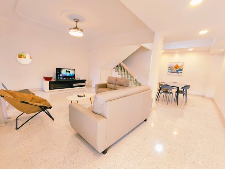Taman Kota Kulai Homestay 4br 12pax With Smart Tv - Kulai