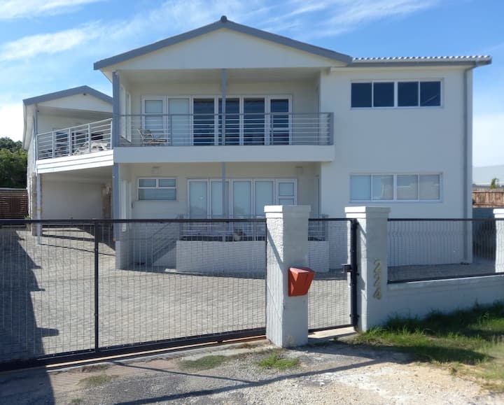 4-bedroom Beach House With Ocean View - Hermanus
