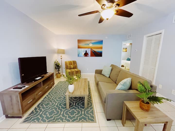 Spacious 1 Bdrm 2 Beds Apt 1 Block From The Beach - Lauderdale-by-the-Sea Beach, FL