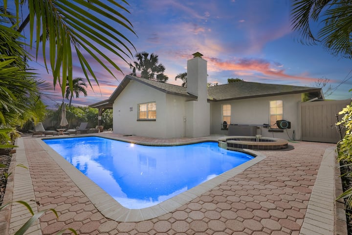 Serenity Haven: Luxurious Retreat W/ Heated Pool - Pinellas Park, FL