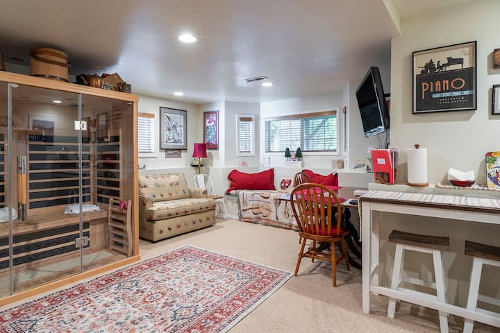 Mayflower Suite, Entire Basement Unit, Seward Park - Seattle