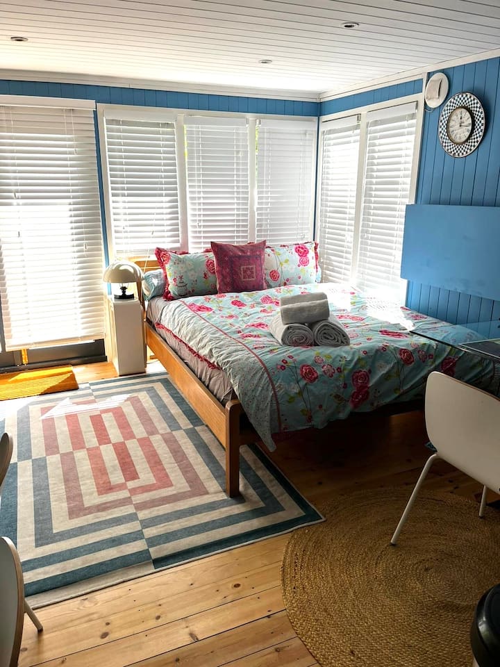 Studio Apartment With En Suite - London