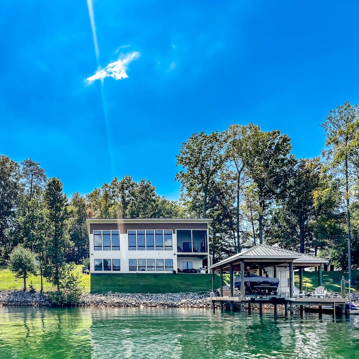 The Starbird: Waterfront With Big Views! - Smith Mountain Lake, VA