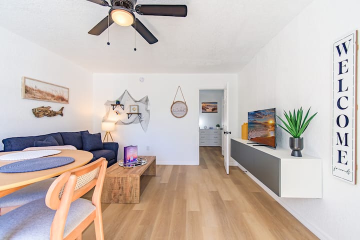 Waterfront Courtyard Condo 2 Blocks To Beach - Clearwater Beach, FL