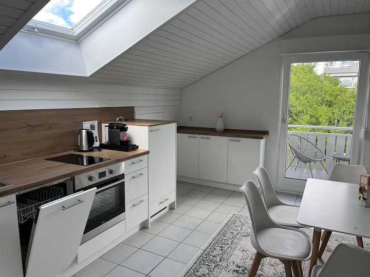 2 Zimmer Schickes Apartment. Neue Küche U. Balkon - Sindelfingen