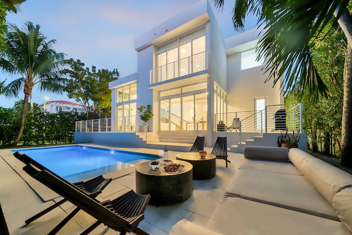 Modern Vila In The Heart Of Key Biscayne - Key Biscayne, FL