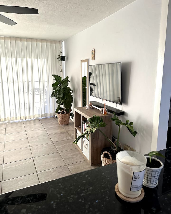 Room In Condo, 4min Walk To Beach! Huge Balcony - Honolulu, HI