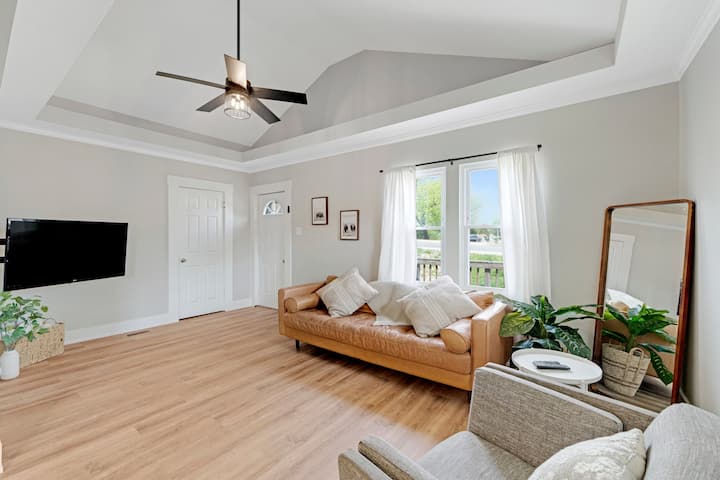 Charming Home: Walk To Saint Francis/near Downtown - Fort Wayne, IN