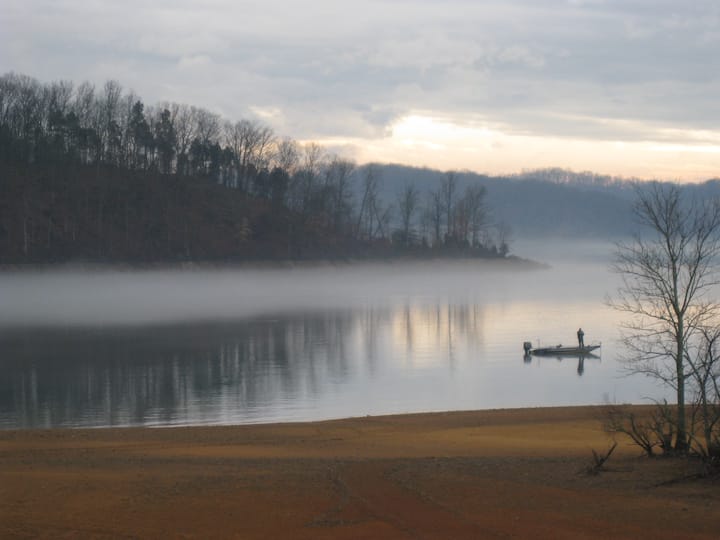 Cheerful 3 Br Boone Lake Lakefront Vacation Home - Boone Lake, TN