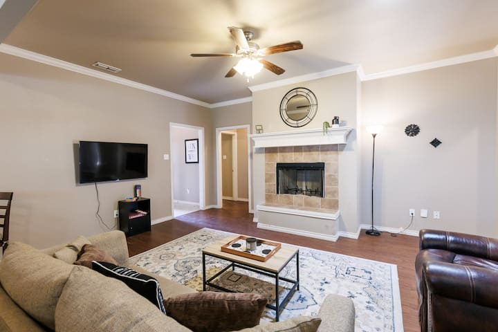 Cozy Cul-de-sac - 3br/2ba - Stylish Stay - Lubbock, TX